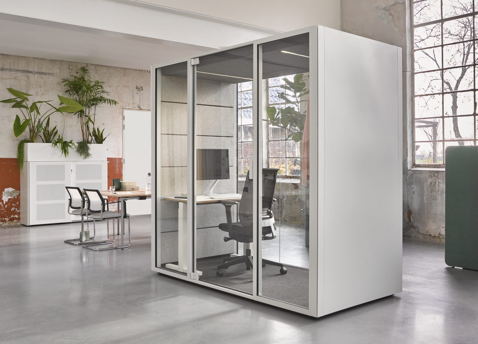 Ahrend-Switch-and-Zinn-with-Qabin-with-Ease-inside-and-door-closed-with ...