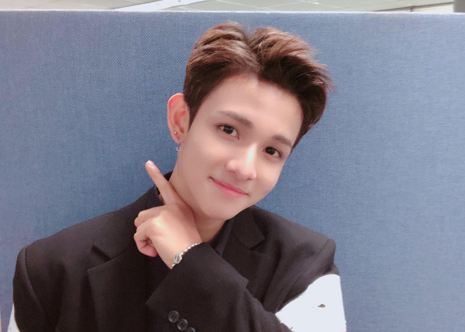 Kim Samuel chuẩn bị ra mắt mẫu light stick cực đẹp - SAOKPOP