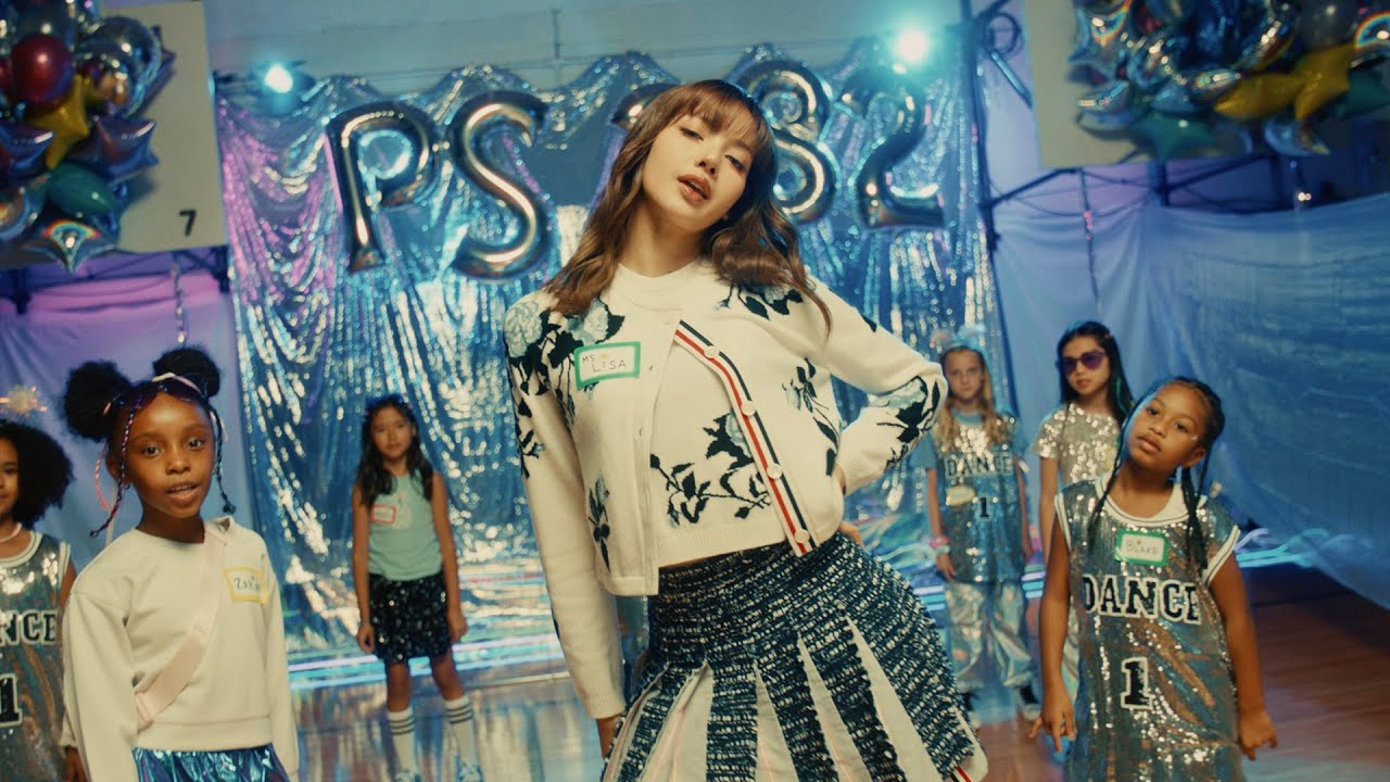 Lisa quay MV và dạy nhảy cho các học sinh tiểu học trong chương trình ...