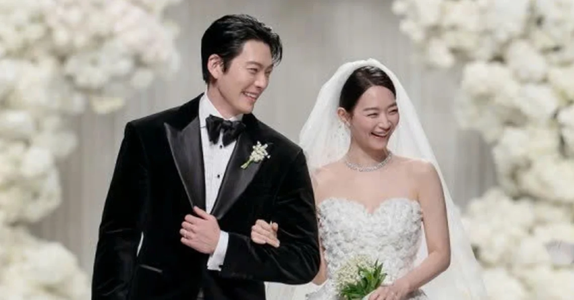 Shin Min Ah từng đội gạo lên núi cầu nguyện cho Kim Woo Bin - SAOKPOP