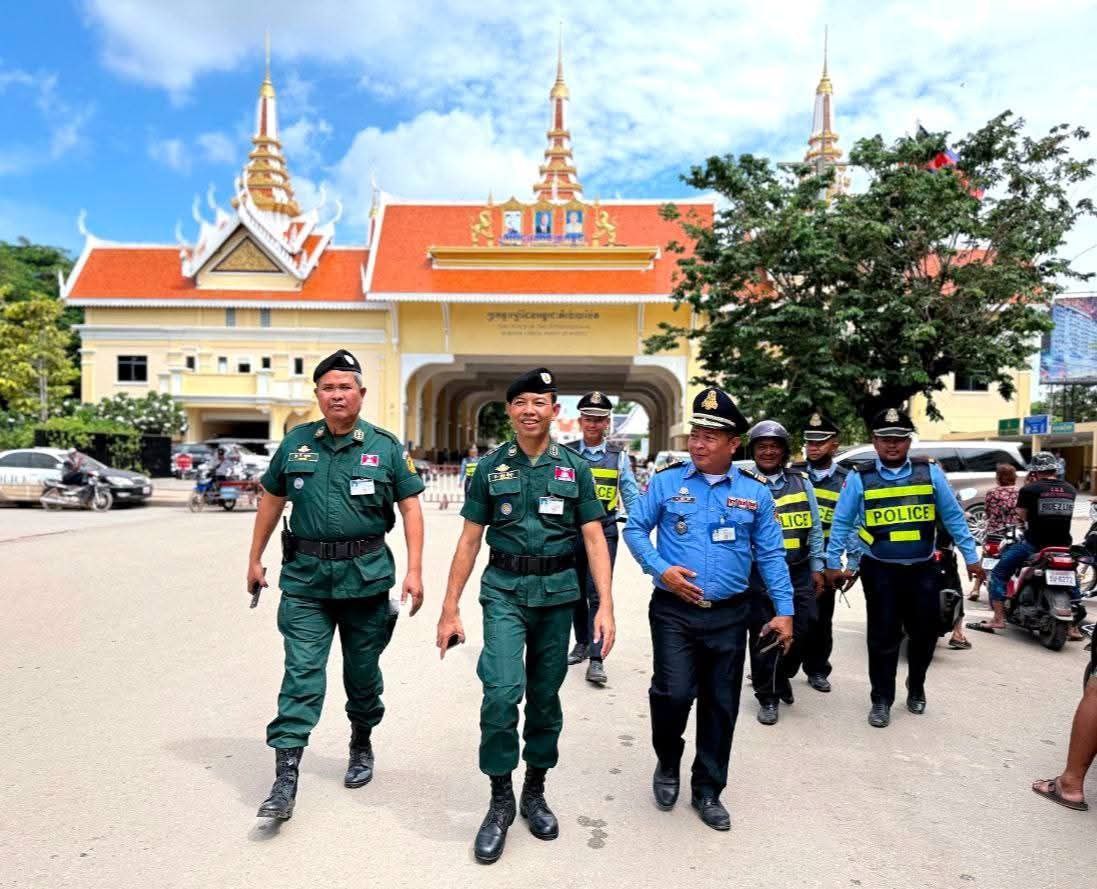 លោក អេង លីហួរ ដឹកនាំកម្លាំងនគរបាលជាច្រើននាក់ ...