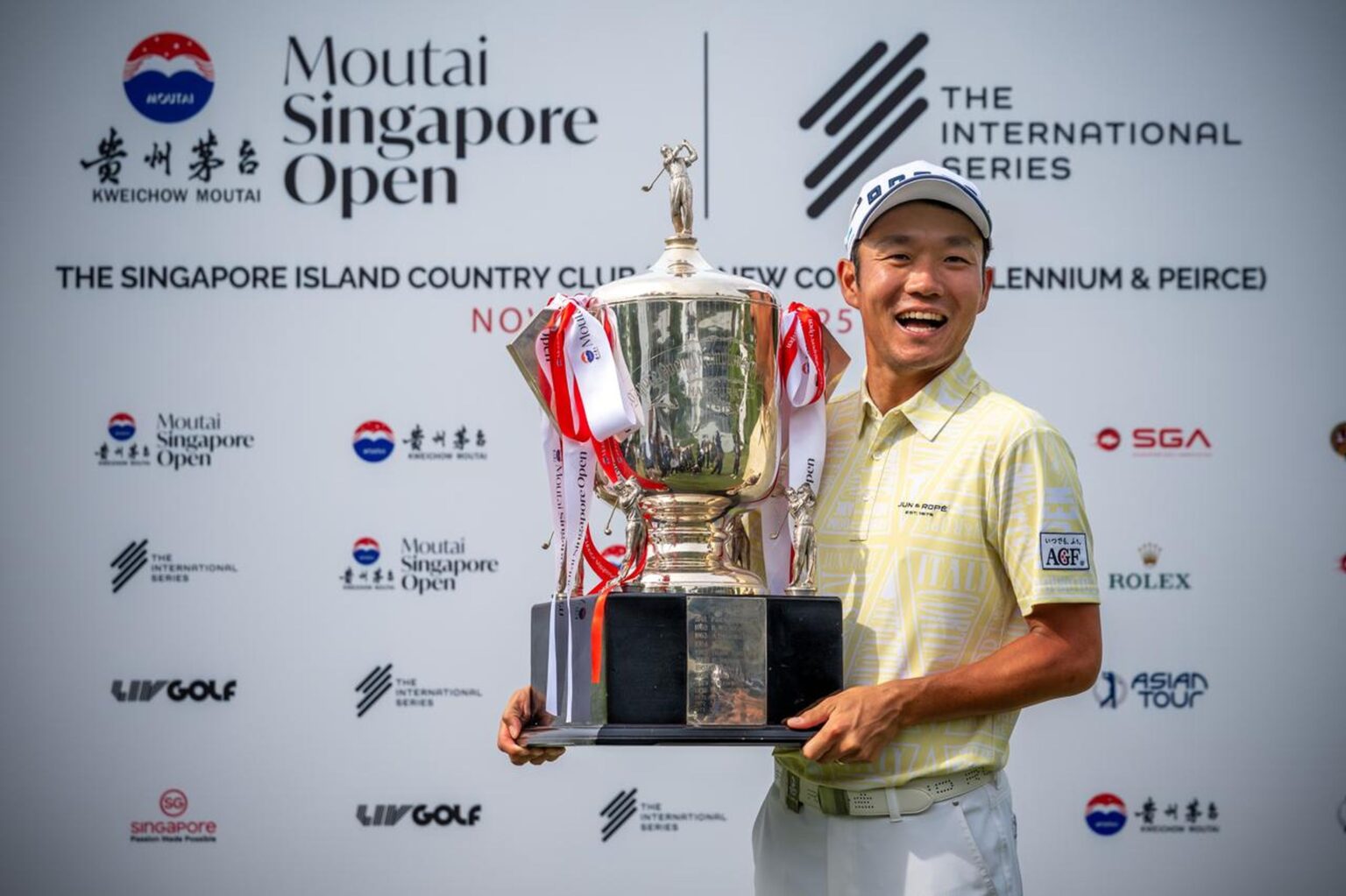 Yosuke Asaji with the Moutai Singapore Open trophy.