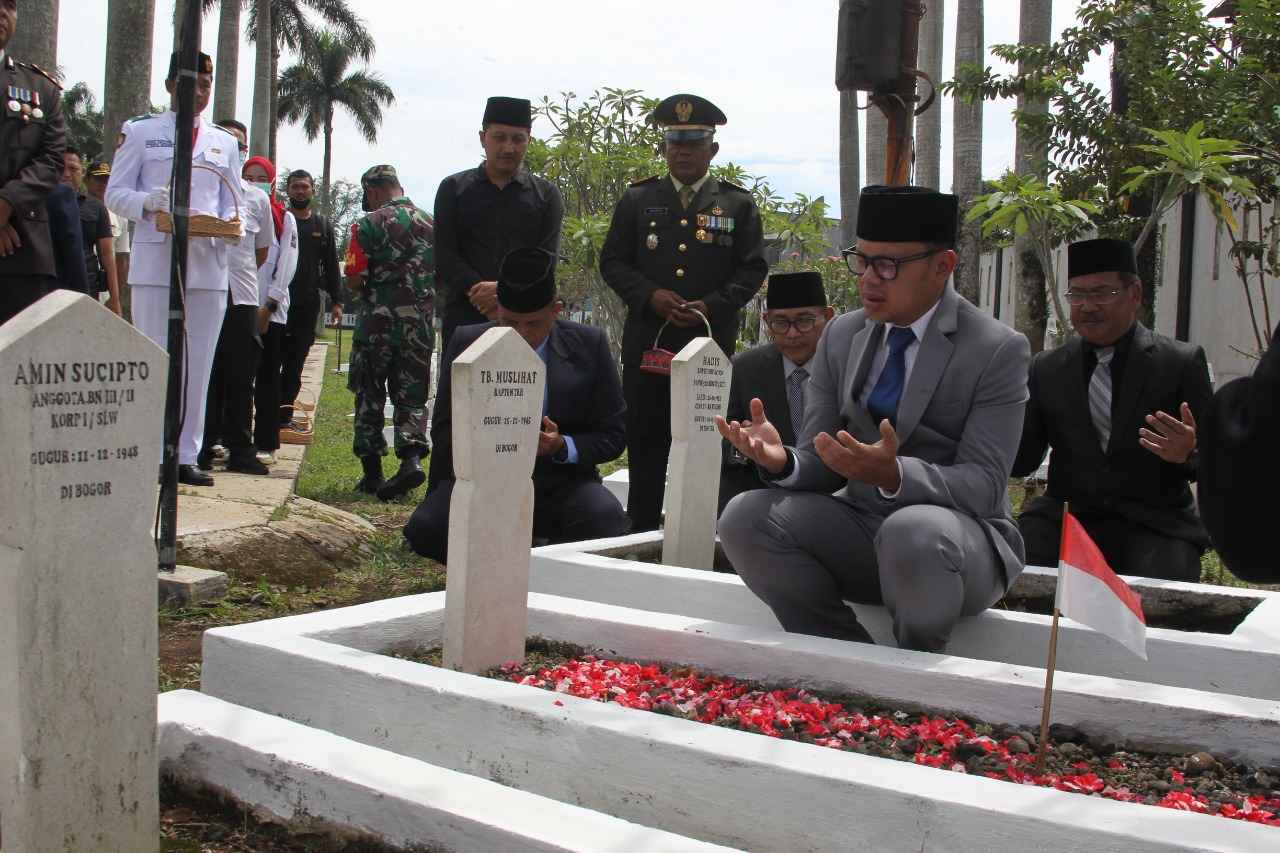 Ziarah makam pahlawan | RADAR BOGOR | Berita Bogor Terpercaya