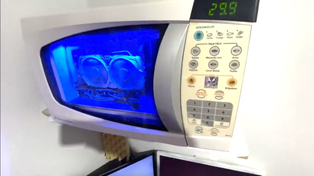 Seorang Pengguna Di Brazil Telah Membina PC Di Dalam Sebuah 'Microwave'