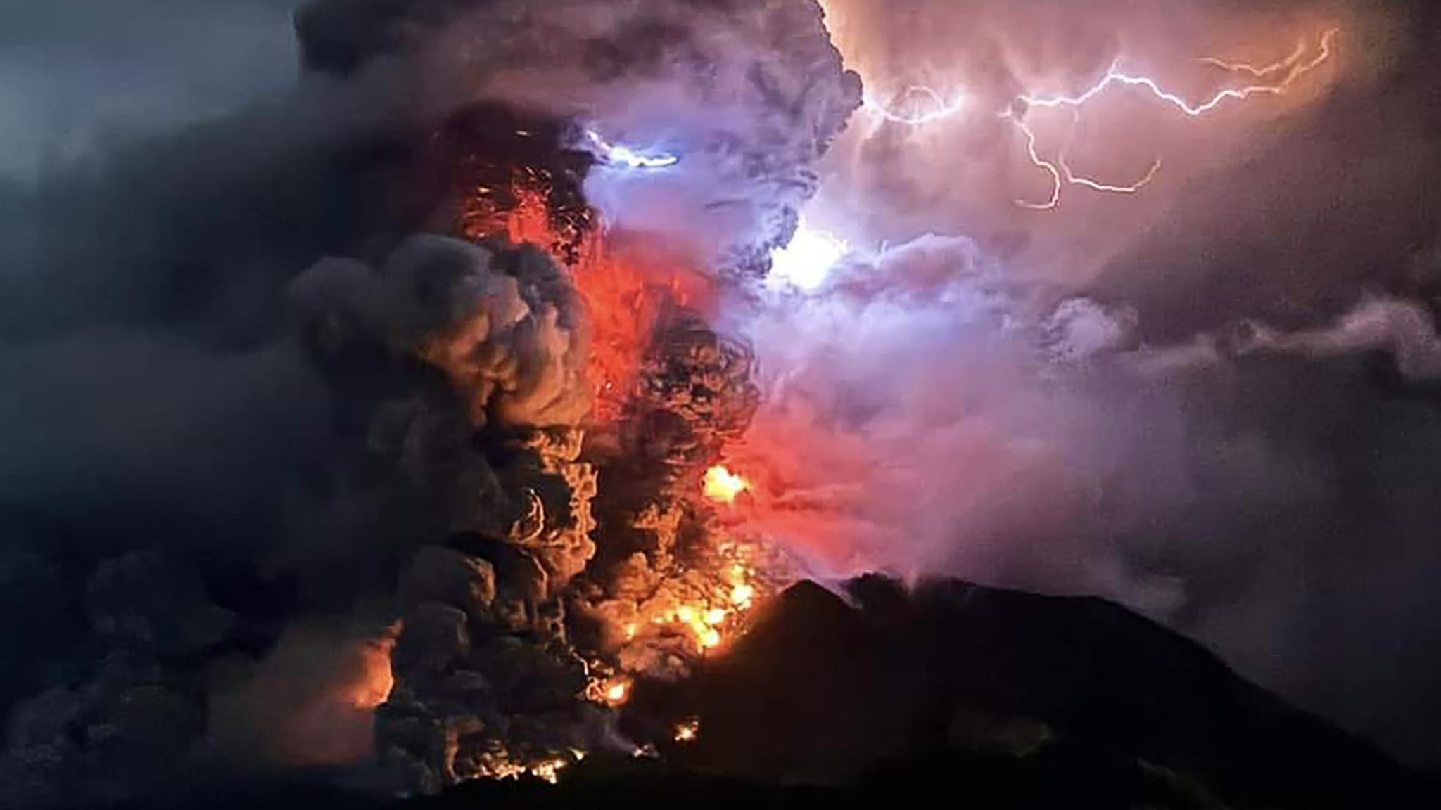 Letusan Gunung Ruang: Malaysia Airlines, AirAsia Batal Beberapa ...